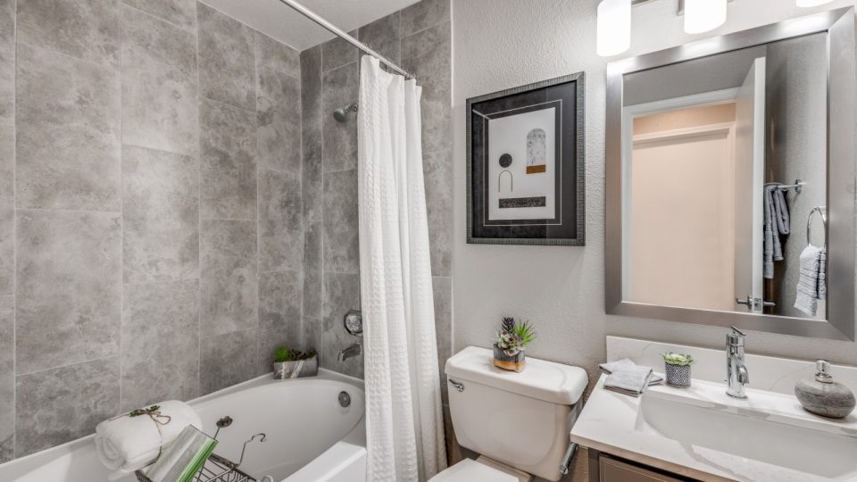 Explore Pearce on the Lake Apartments in Houston, TX