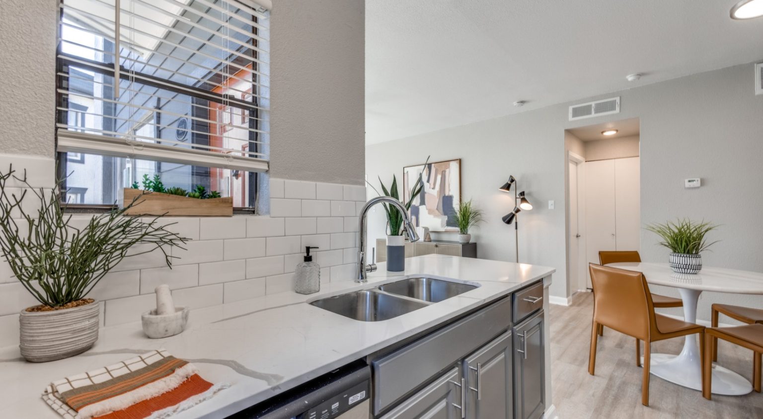 Lakefront Apartments in Houston | Pearce on the Lake