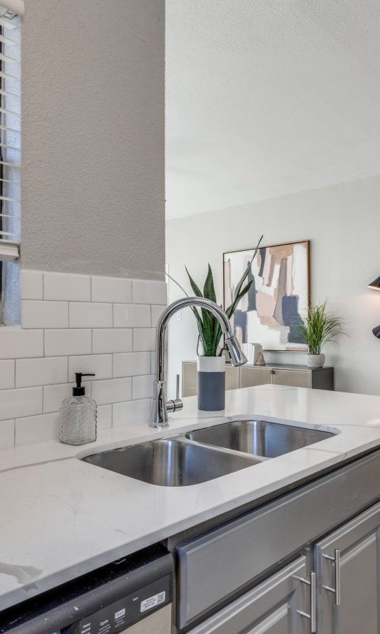 Lakefront Apartments in Houston | Pearce on the Lake