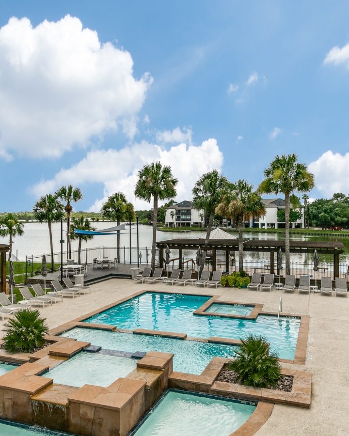 Lakefront Apartments in Houston | Pearce on the Lake