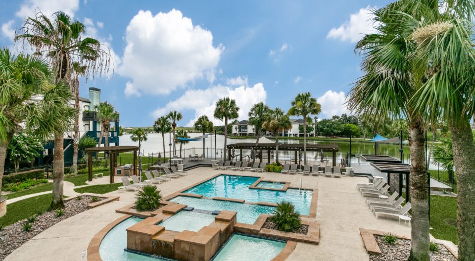 Lakefront Apartments in Houston | Pearce on the Lake